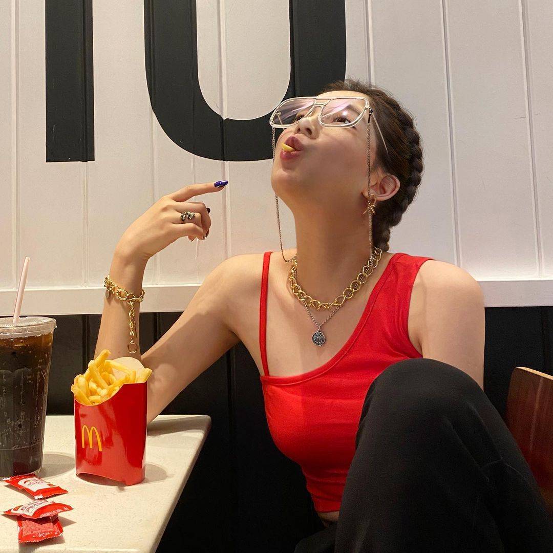 22歲網紅Rozy膚白貌美成廣告新寵年收1300萬 「成長」背景令人驚訝 | 最新娛聞 | 東方新地