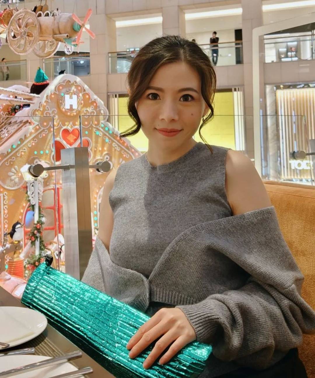 無綫財經主播Lara超貼身打扮出鏡做訪問 一個特點令網民話好易認！ | 最新娛聞 | 東方新地